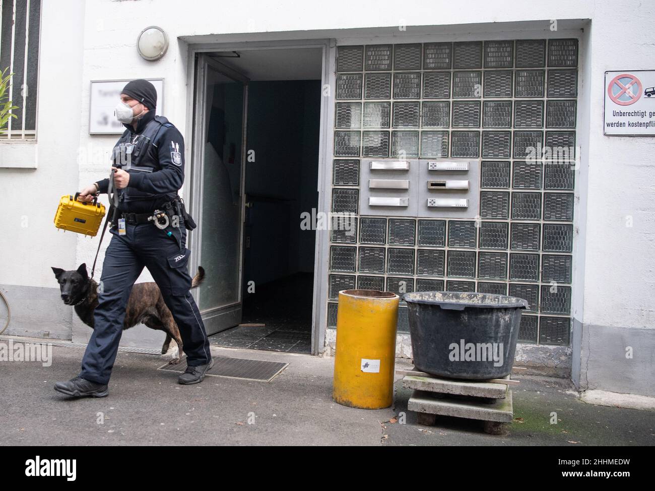 19 January 2022, Hessen, Frankfurt/Main: A customs dog handler leaves ...