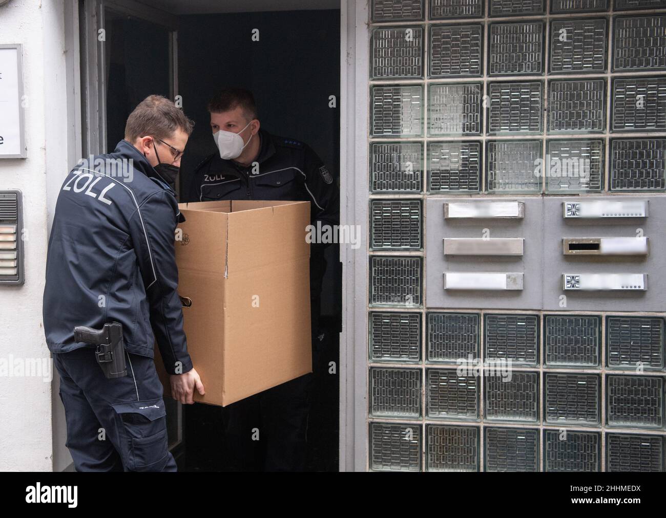 19 January 2022, Hessen, Frankfurt/Main: Customs officers carry boxes ...