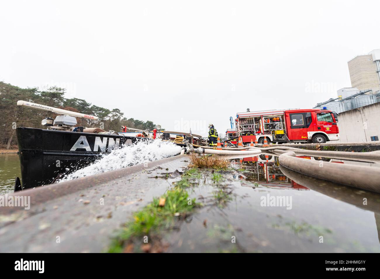 Spelle, Germany. 25th Jan, 2022. The fire department pumped out a ...