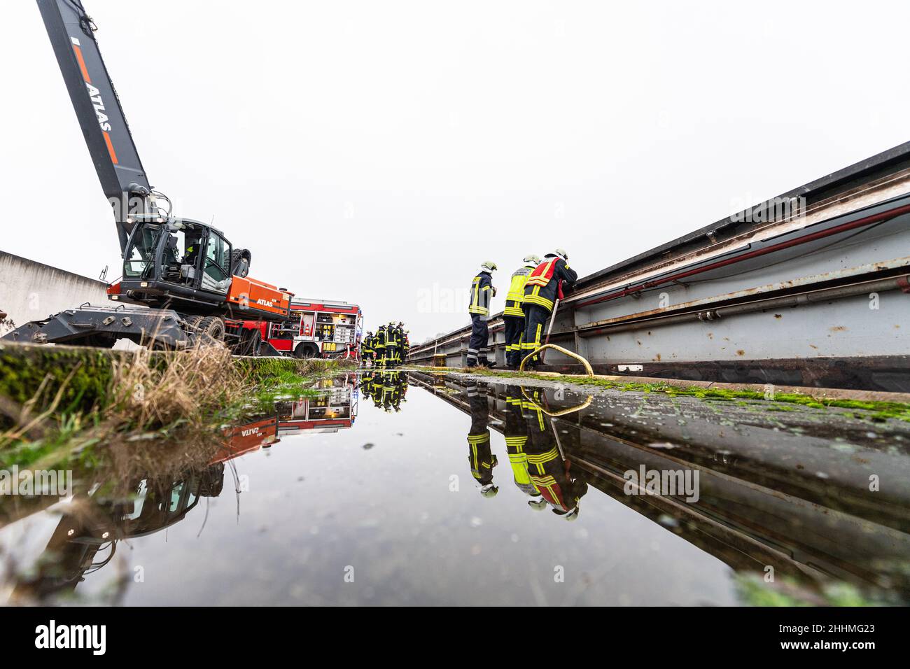 Spelle, Germany. 25th Jan, 2022. The fire department pumped out a ...