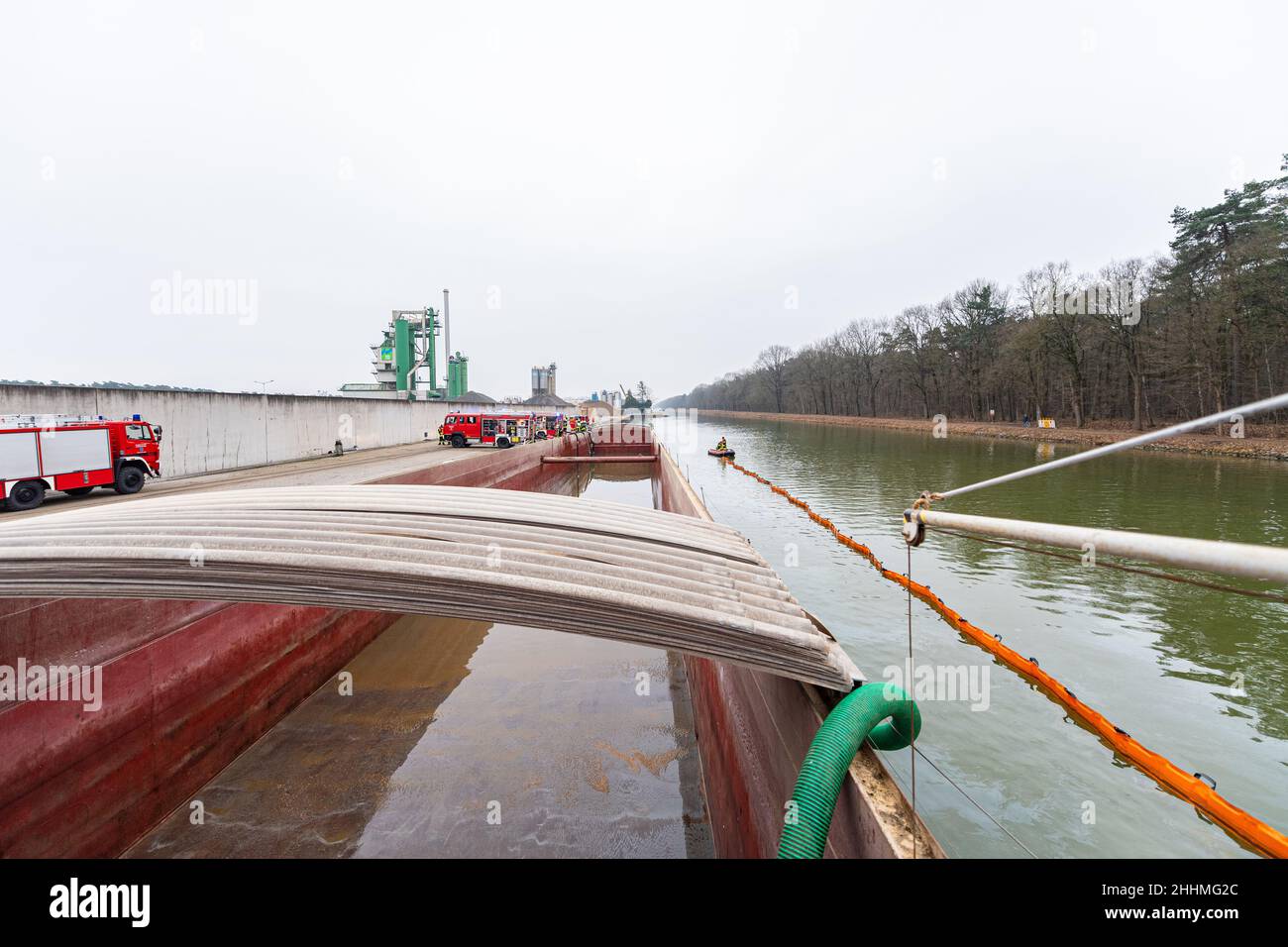 Spelle, Germany. 25th Jan, 2022. The fire department pumped out a ...