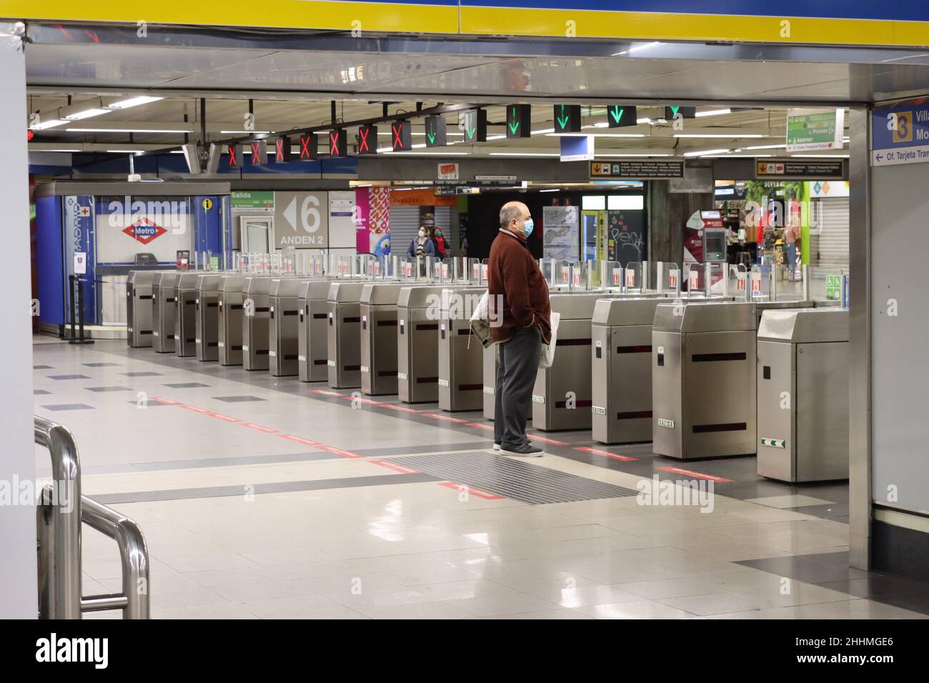 Accessing the platforms at Metro Madrid Moncloa station Stock Photo - Alamy