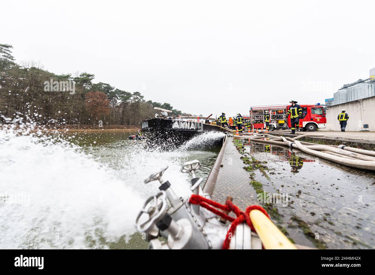Spelle, Germany. 25th Jan, 2022. The fire department pumped out a ...