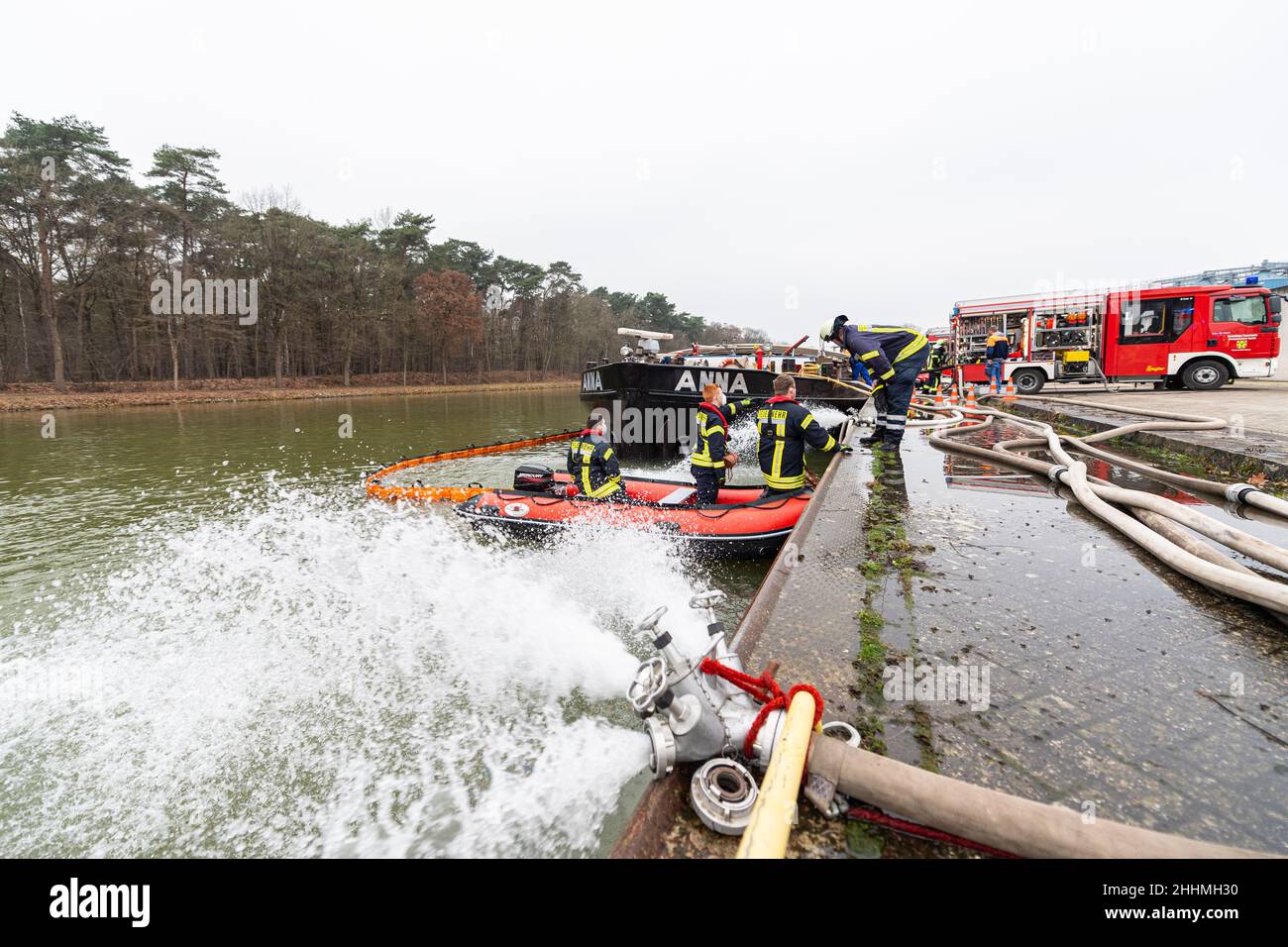 Spelle, Germany. 25th Jan, 2022. The fire department pumped out a ...