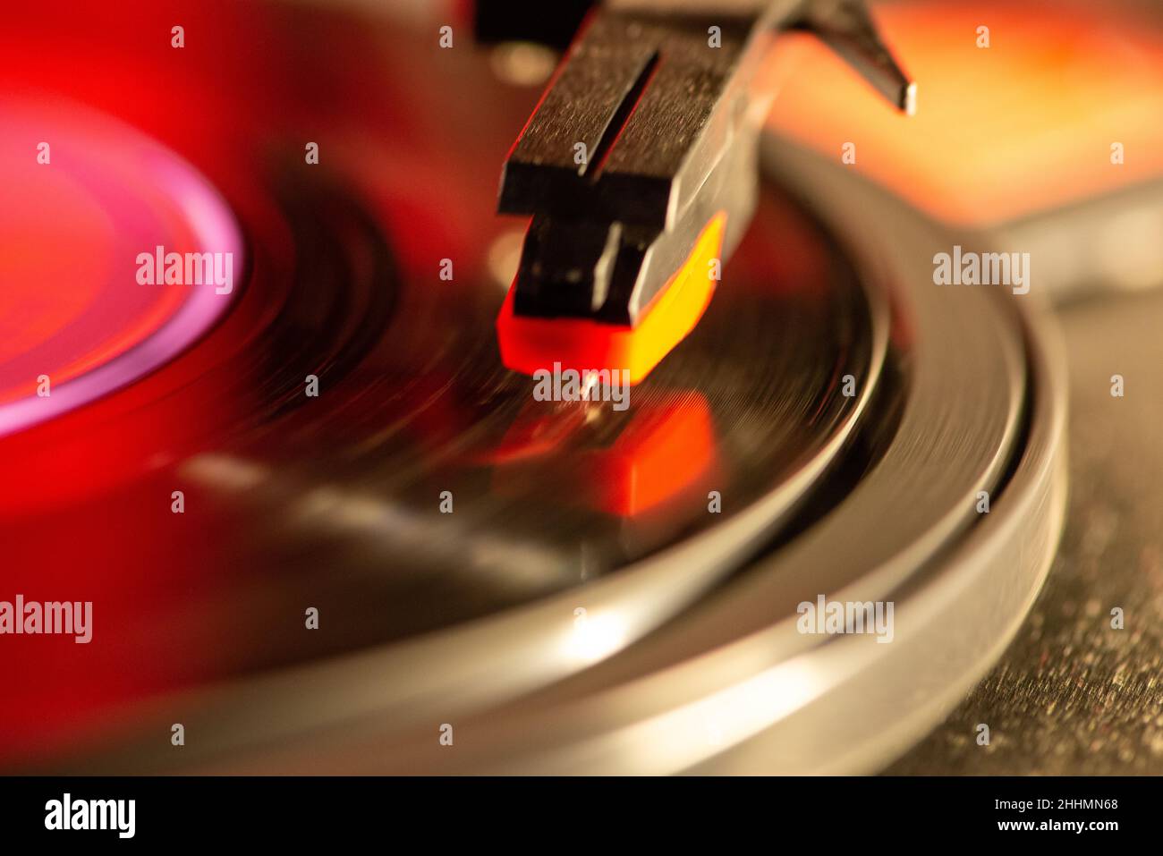 old fashioned turntable with vinyl record Stock Photo - Alamy