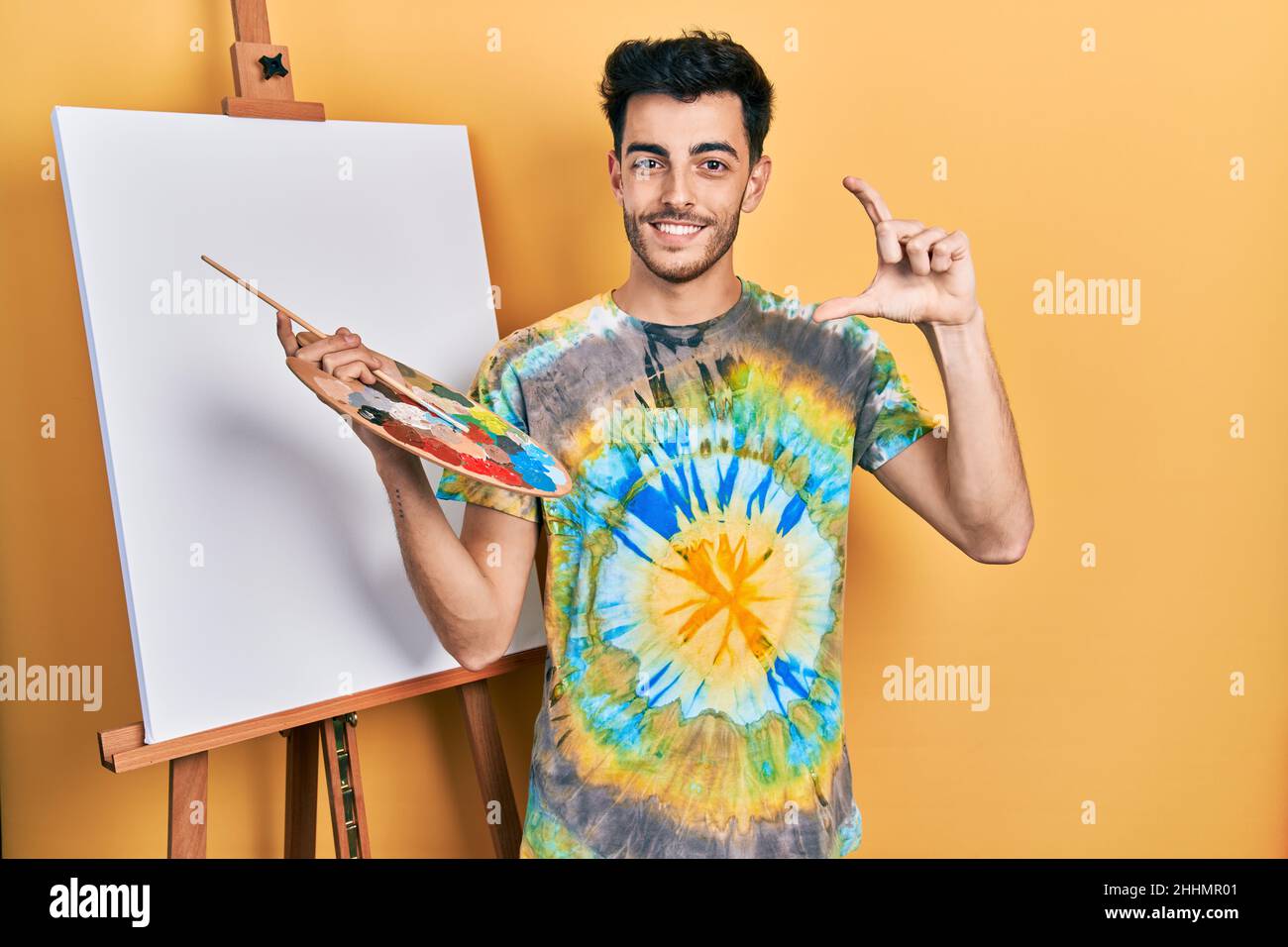 Artist measuring thumb hi-res stock photography and images - Alamy
