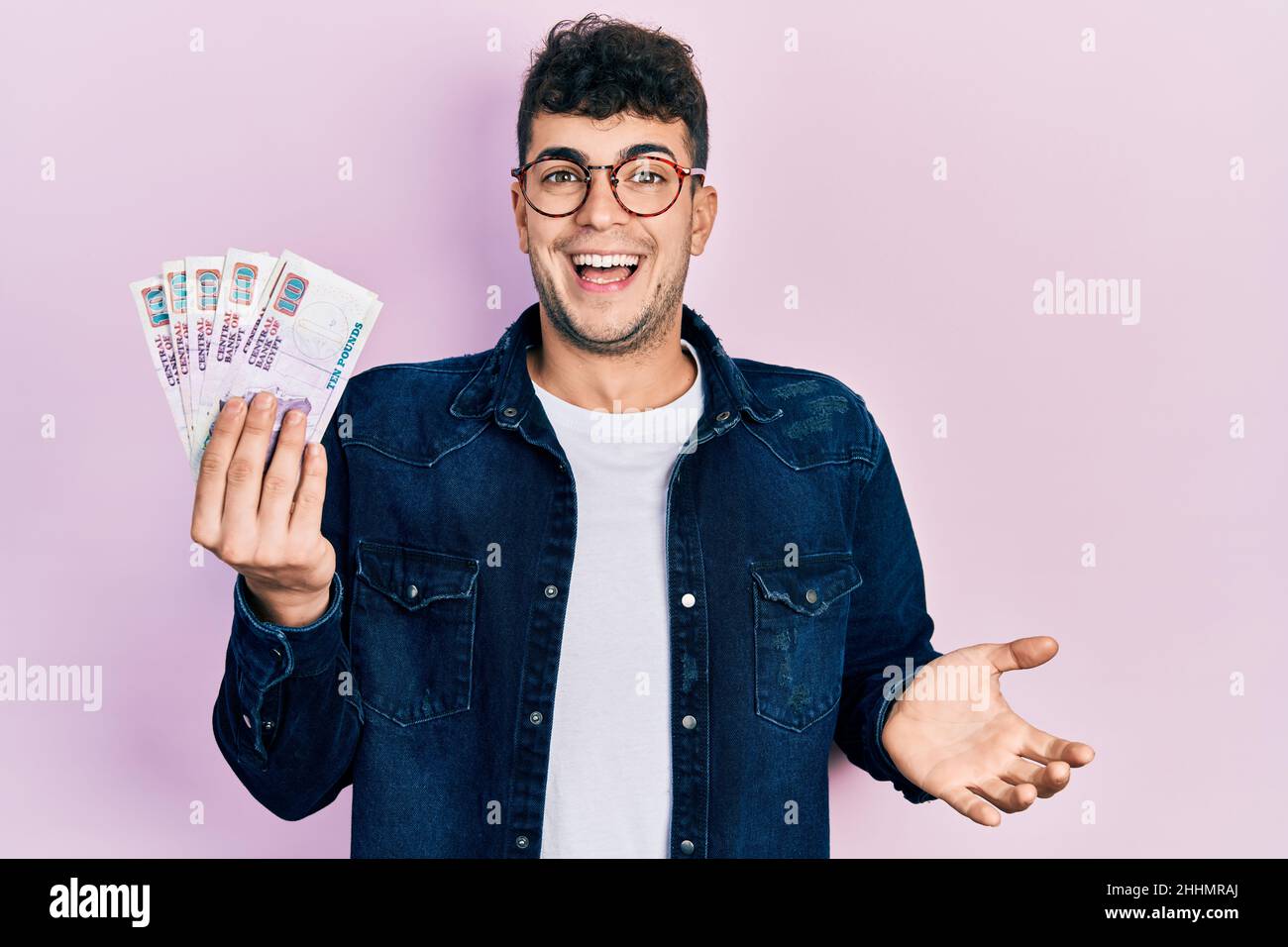 Person winning pounds hi-res stock photography and images - Alamy