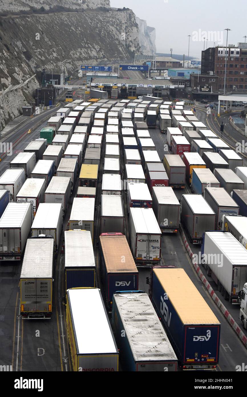 Queues of lorries hi-res stock photography and images - Alamy
