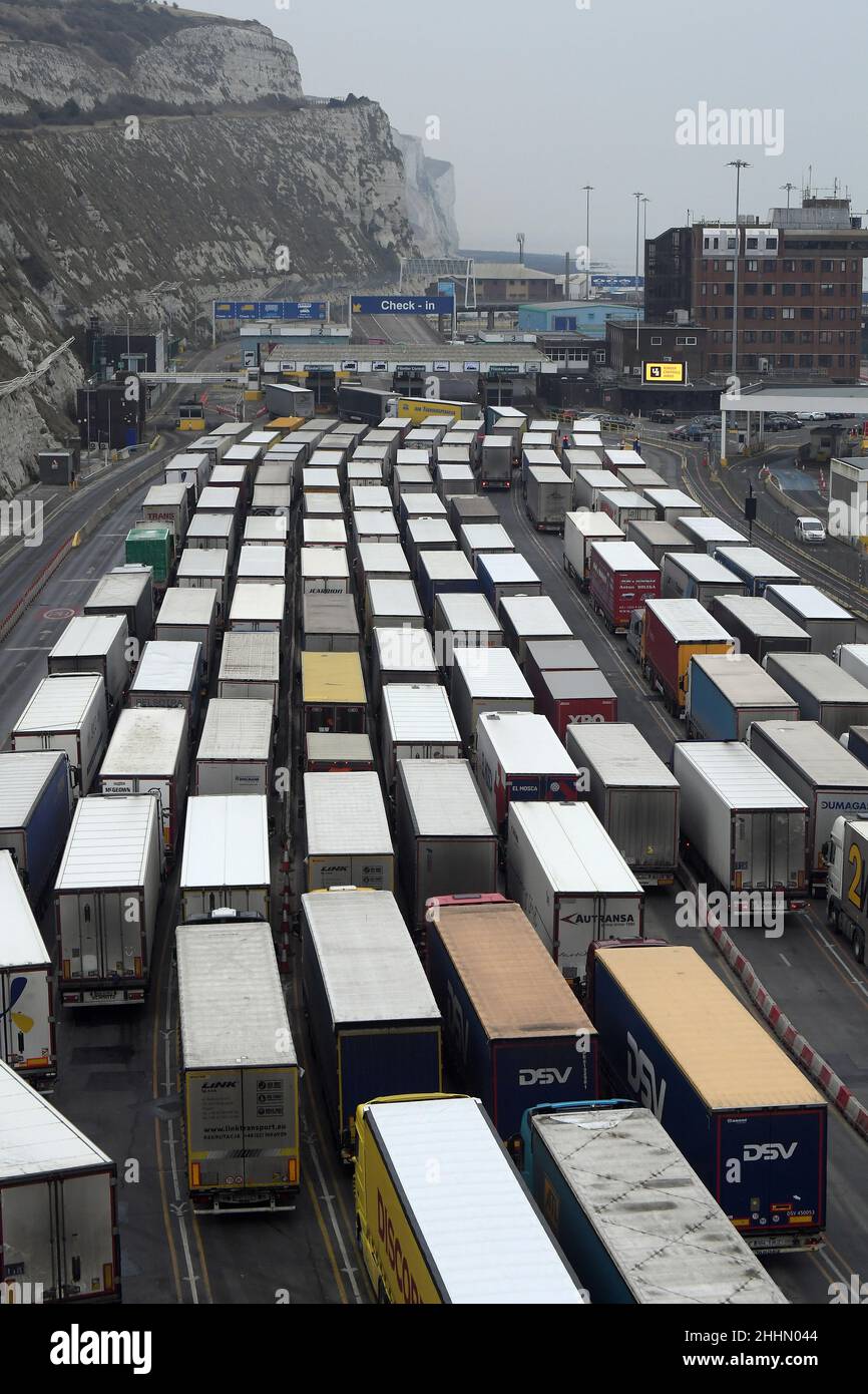 Dover lorry queues hi-res stock photography and images - Alamy