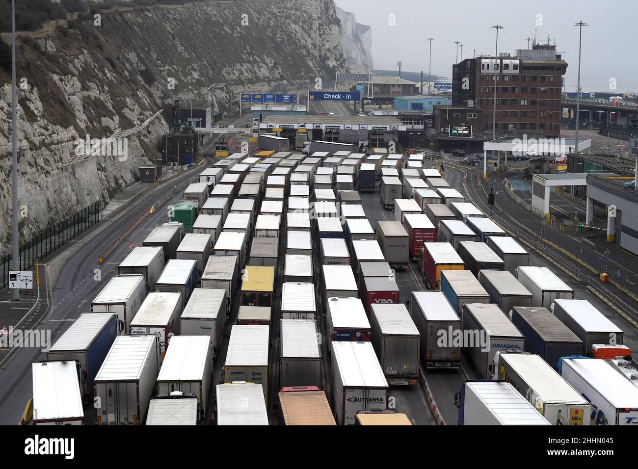 Dover Ken, UK. 25th Jan, 2022. Long queues of lorries heading to the ...
