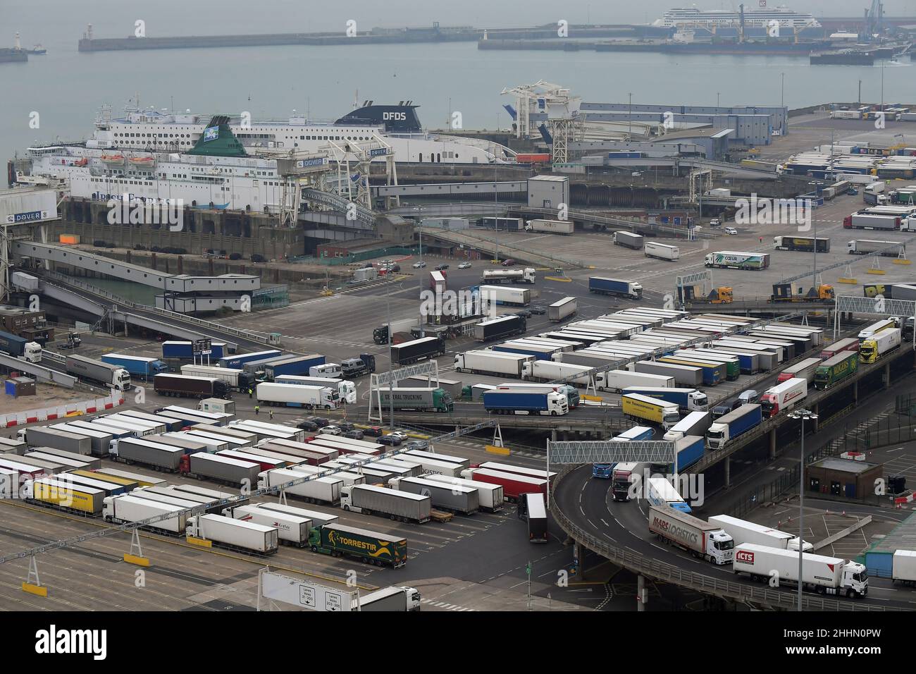Queues of lorries hi-res stock photography and images - Alamy