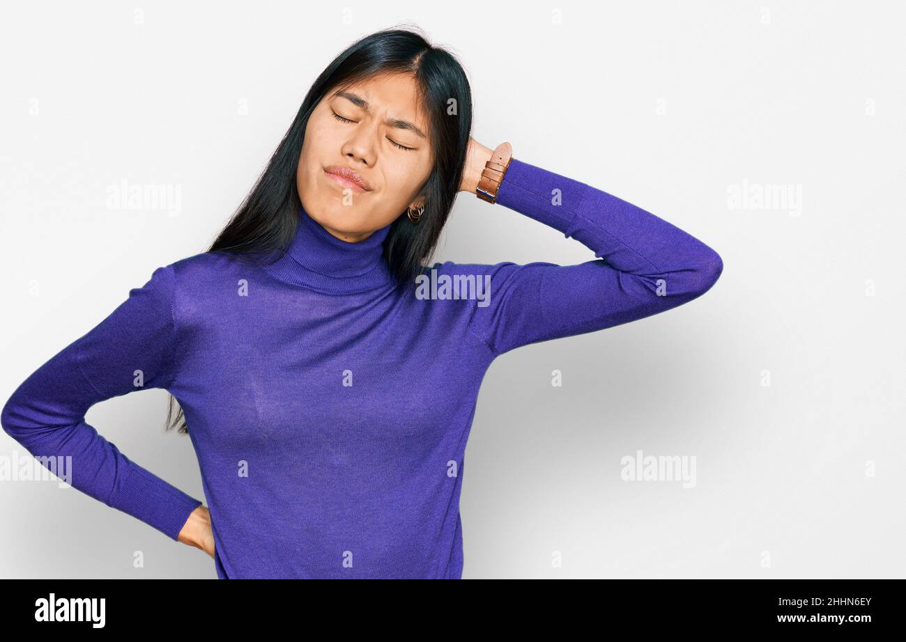 Beautiful young asian woman wearing casual clothes suffering of neck ...