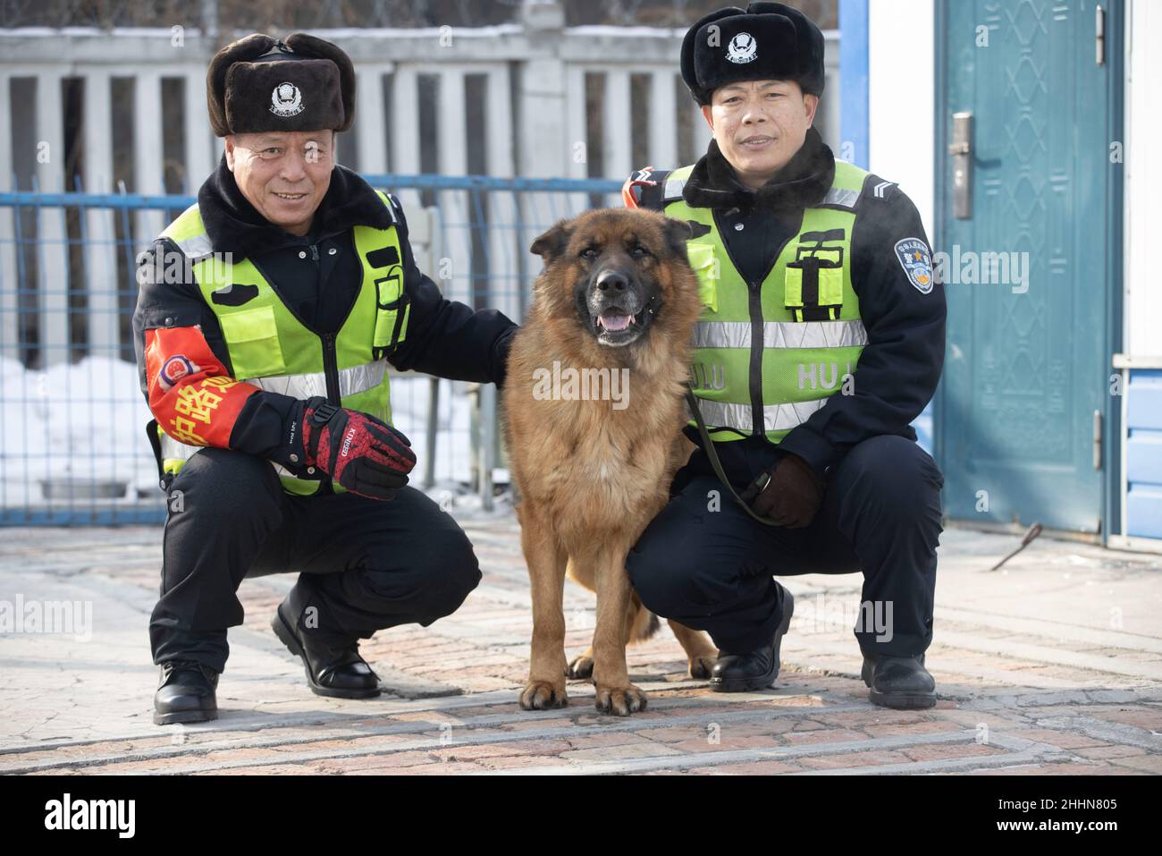 (220125) -- HARBIN, Jan. 25, 2022 (Xinhua) -- Patrollmen Wang Hongbin ...