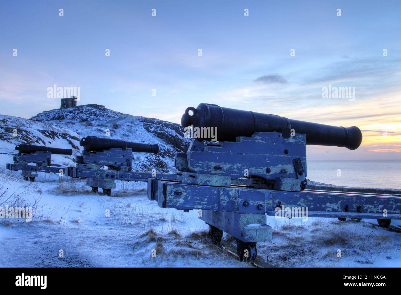 Battery row of cannons hi-res stock photography and images - Alamy