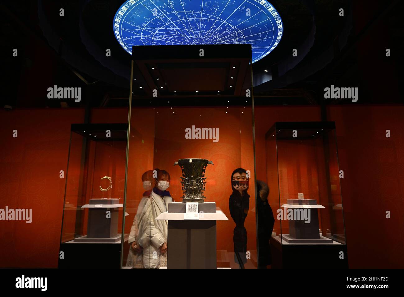 (220125) -- BEIJING, Jan. 25, 2022 (Xinhua) -- Visitors view an exhibit ...