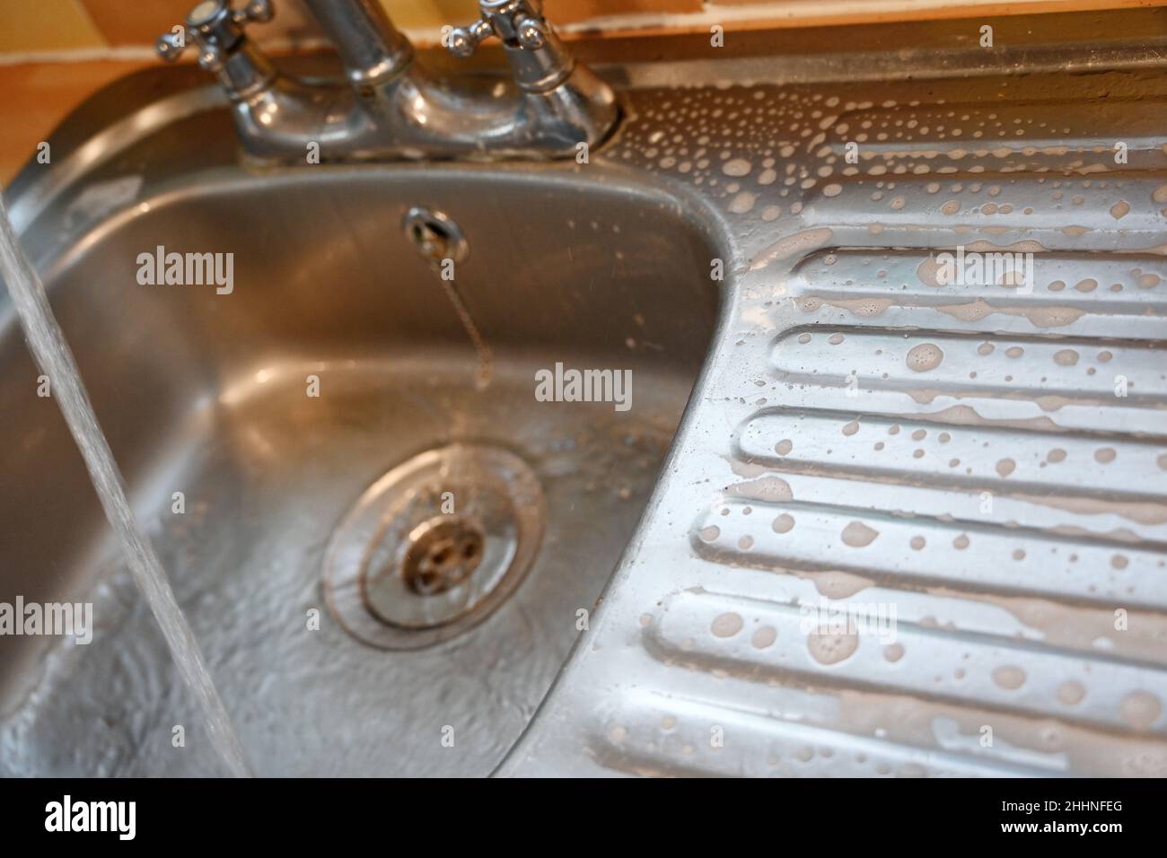 Kitchen sink water hi-res stock photography and images - Alamy