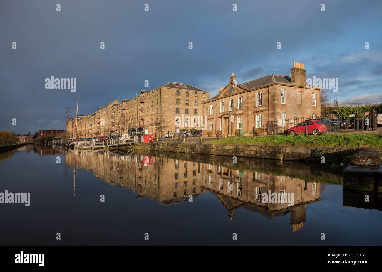 Canal reflections at Speirs Wharf in central Glasgow Stock Photo - Alamy