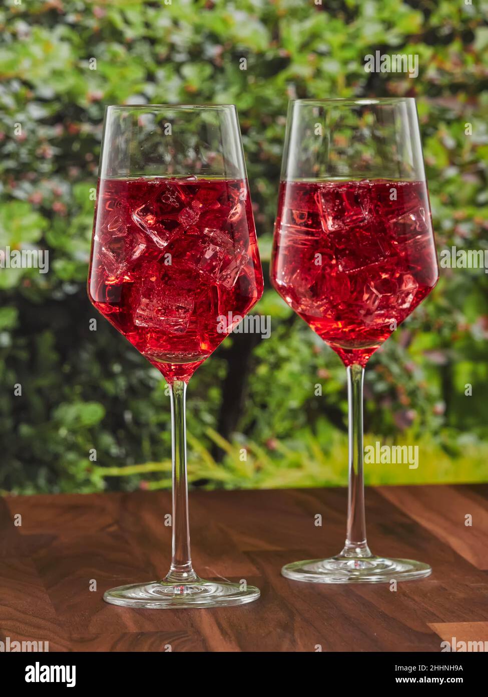 Apple cider with red berry flavor in a garden setting Stock Photo - Alamy