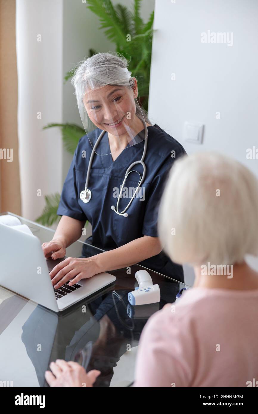 Female doctor visiting elderly patient at home Stock Photo - Alamy Female doctor visiting elderly patient at home Stock Photo - Alamy