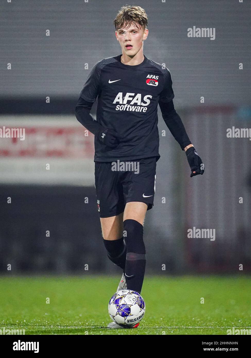 OSS, NETHERLANDS - JANUARY 24: Maxim Dekker of AZ U23 runs with the ...