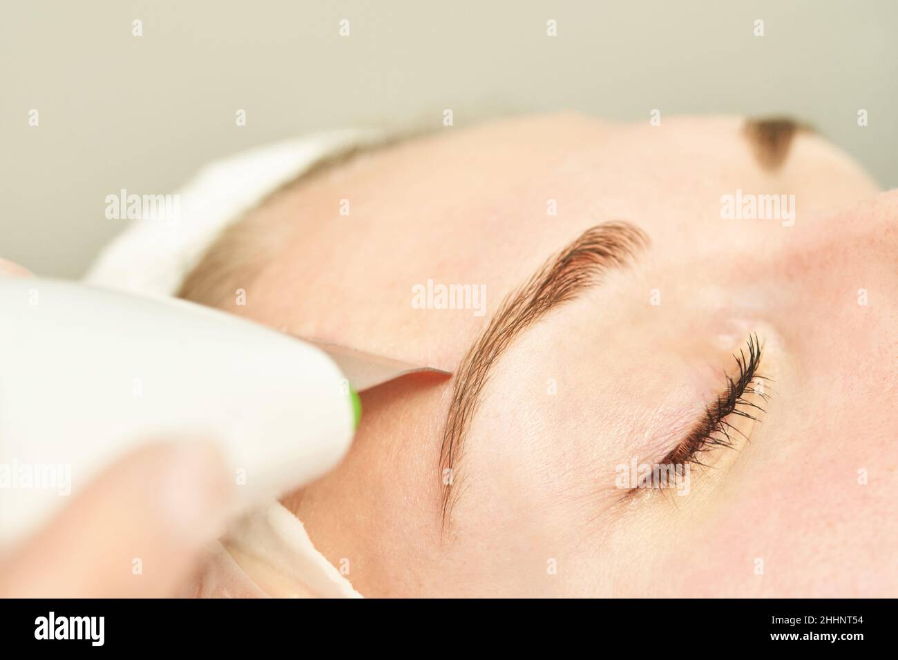 Ultrasound cosmetology scrubber. Face cavitation procedure. Salon ...