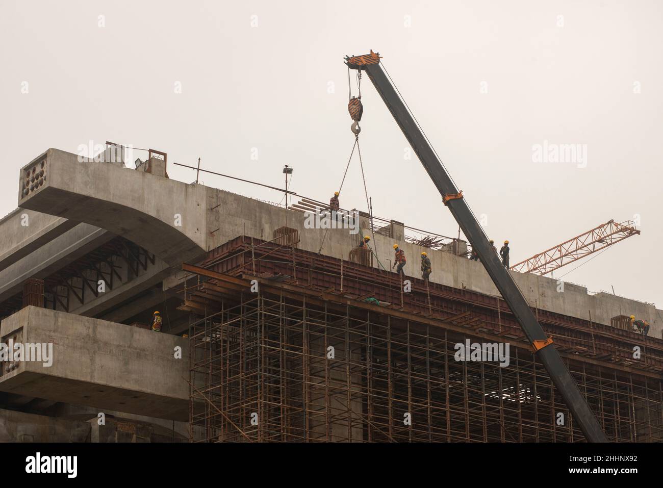Ghaziabad, Uttar Pradesh, India. 25th Jan, 2022. Workers are seen ...