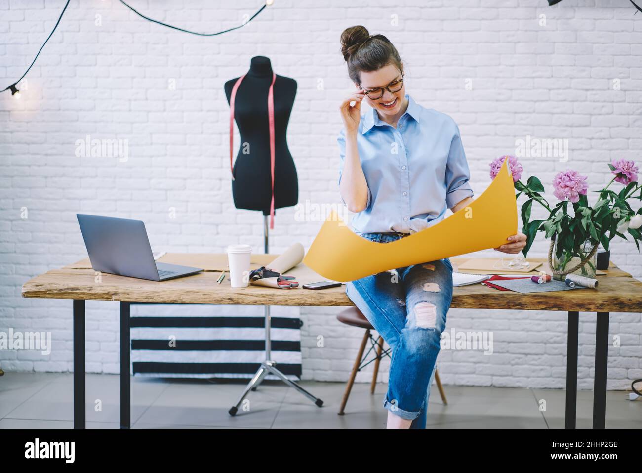 Lady dressmaker hi-res stock photography and images - Alamy