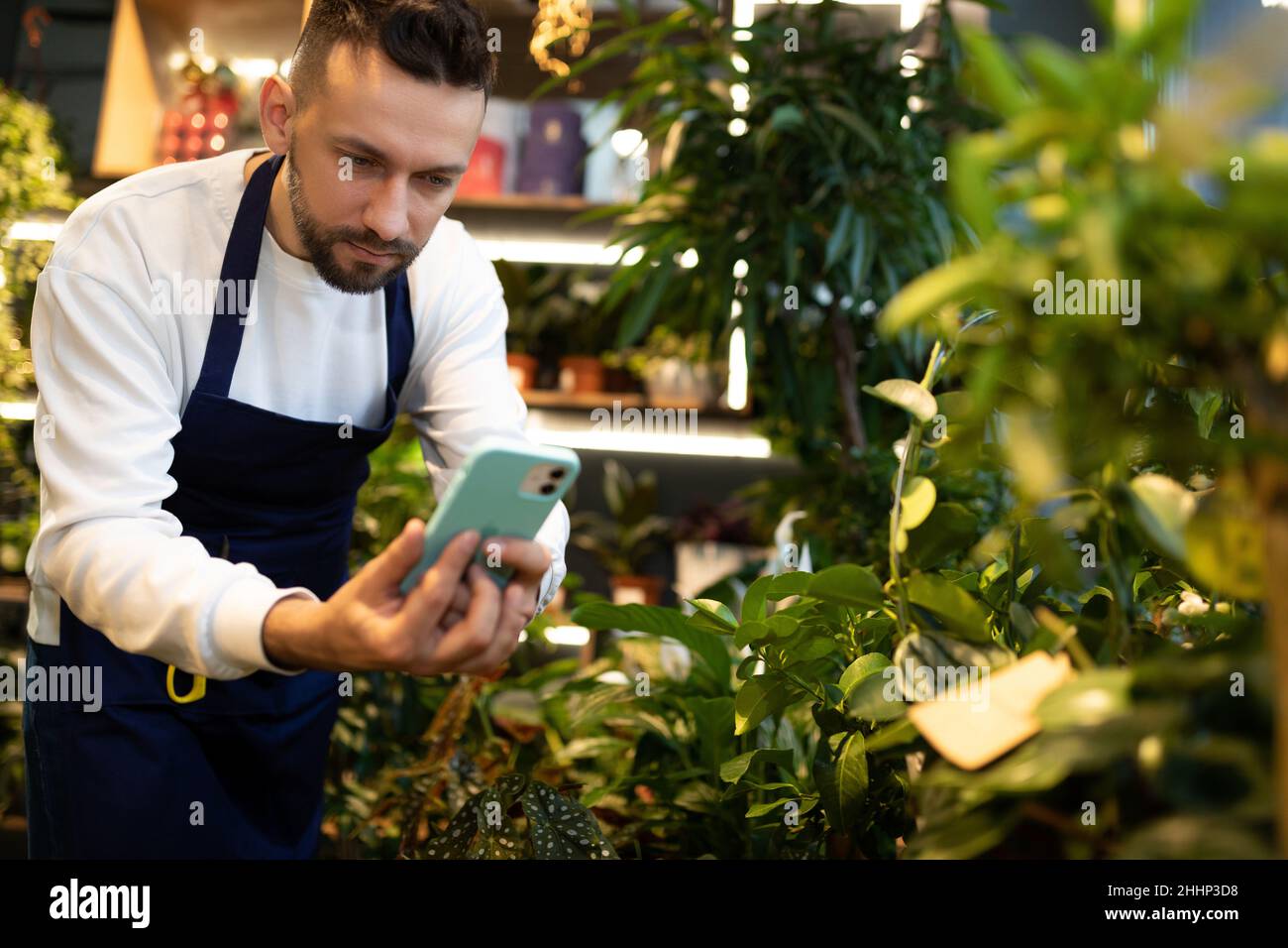 Woman takes picture floral hi-res stock photography and images - Alamy
