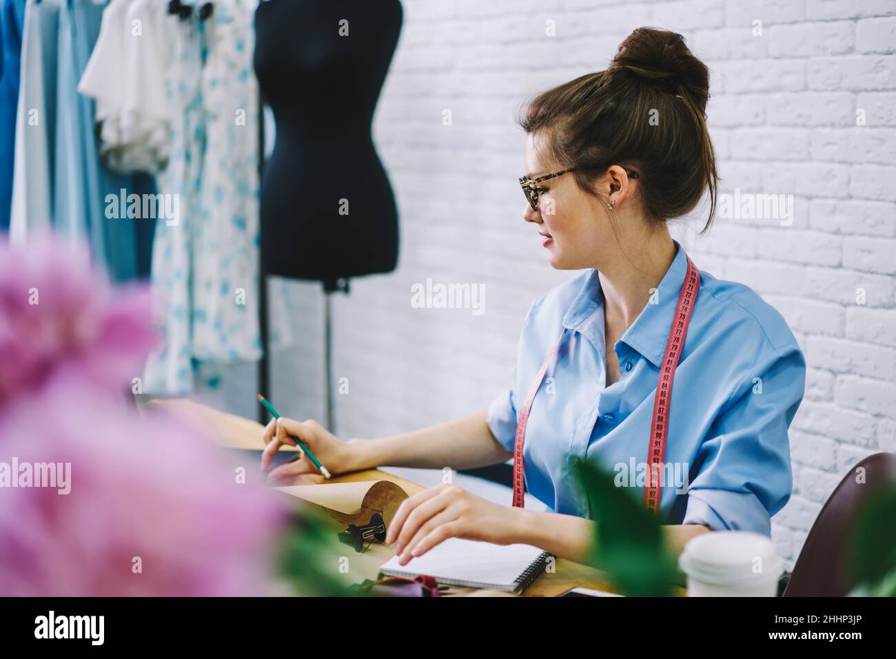 Sewing studio hi-res stock photography and images - Alamy