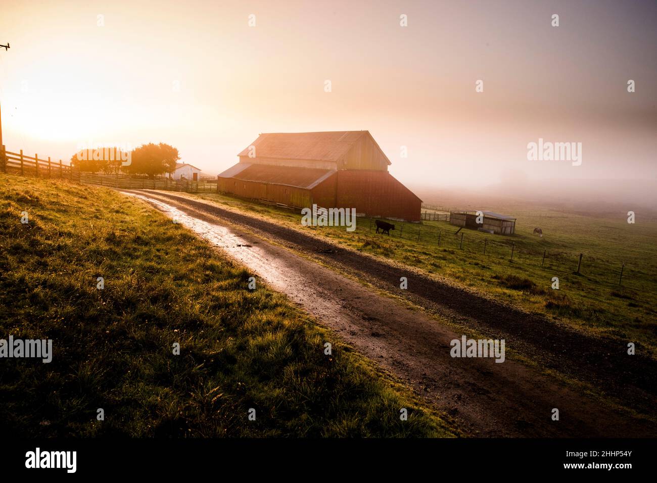 Red barn farm scene hi-res stock photography and images - Alamy