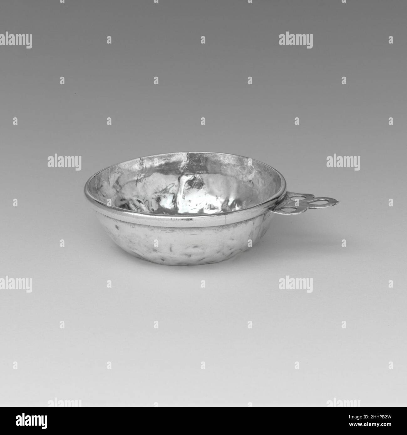 Dram Cup 1700–1730 American. Dram Cup 688 Stock Photo - Alamy