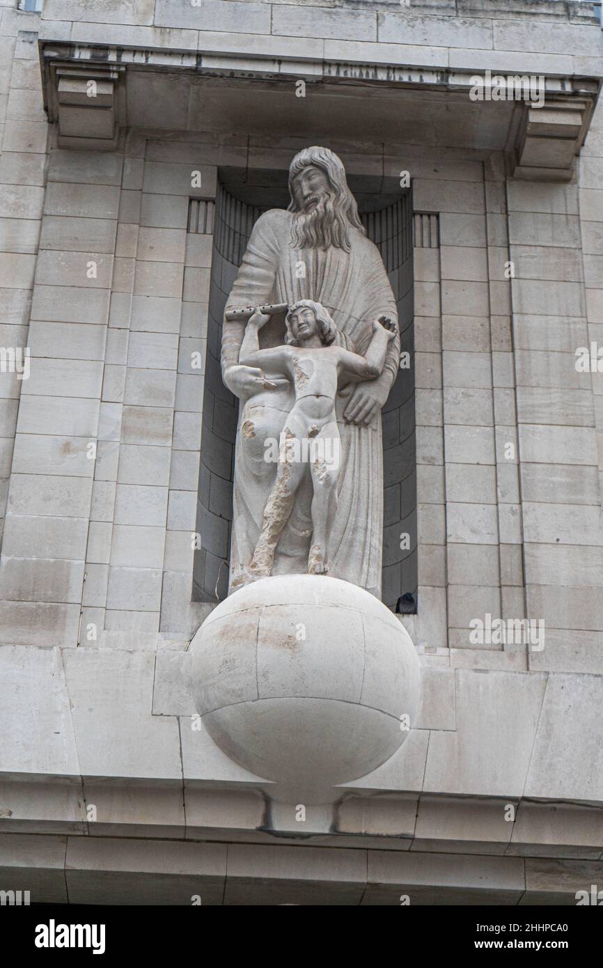 LONDON, UK. 25 Jan, 2022. The Prospero and Ariel statue outside the ...