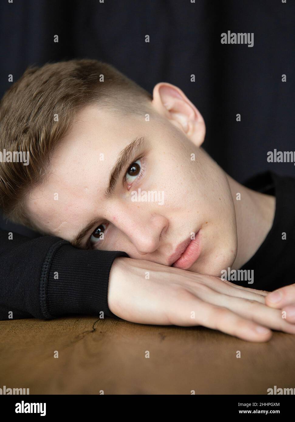 Young man leaning against table hi-res stock photography and images - Alamy