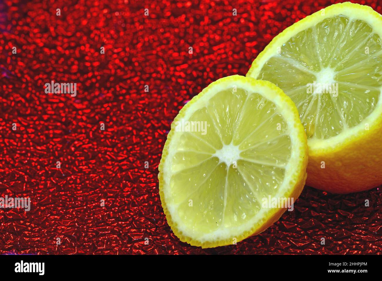 lemon slice on a red shiny enamelled plate Stock Photo - Alamy