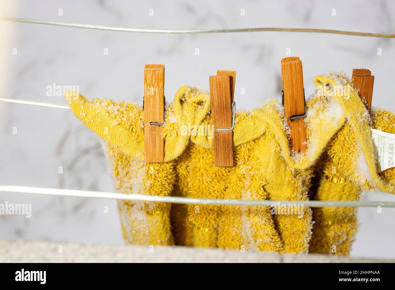 Frozen washing line hi-res stock photography and images - Alamy