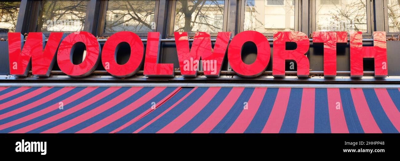 Sign And Logo Of WOOLWORTH Stock Photo - Alamy