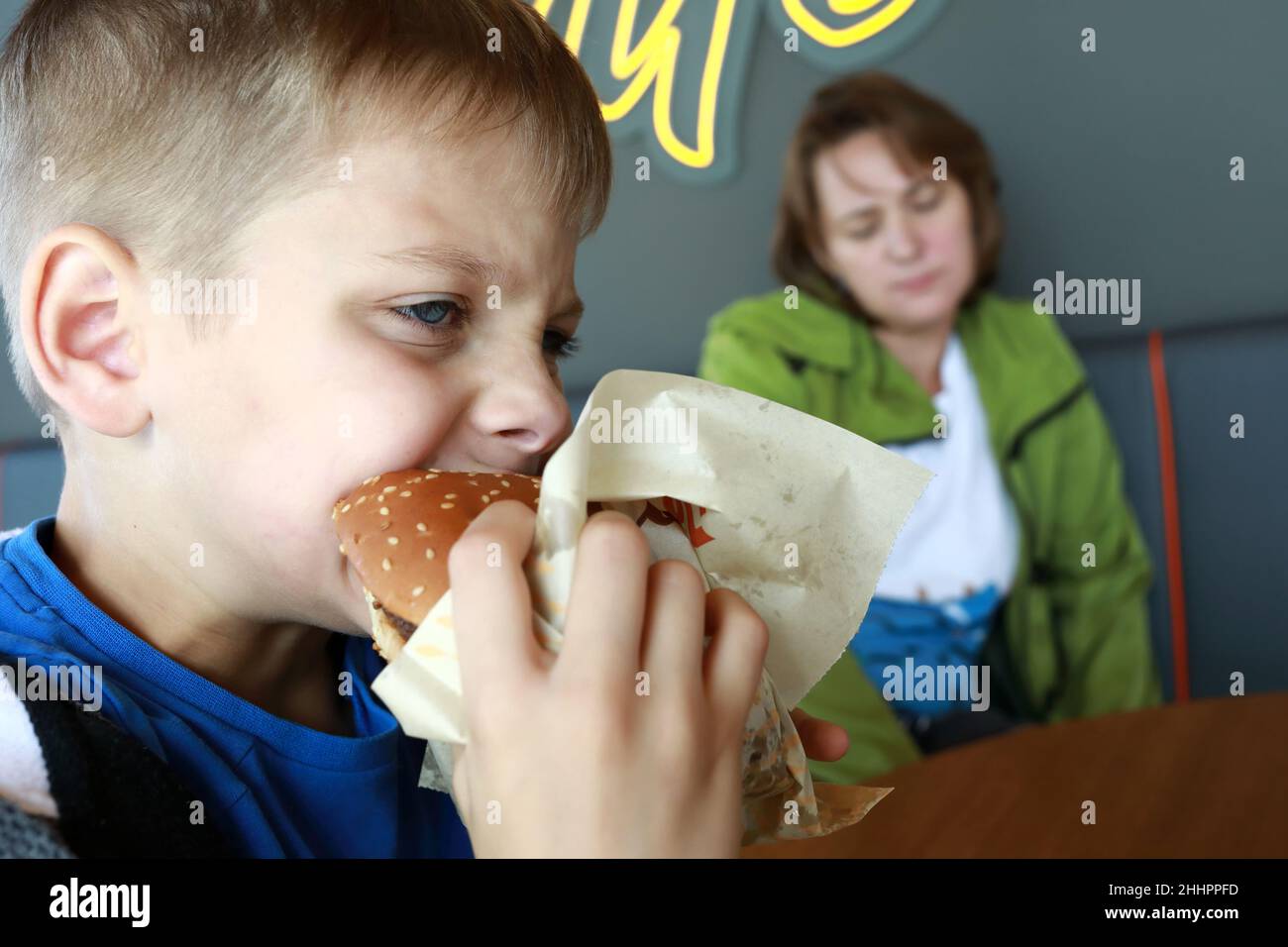 Kid eating a burger hi-res stock photography and images - Alamy