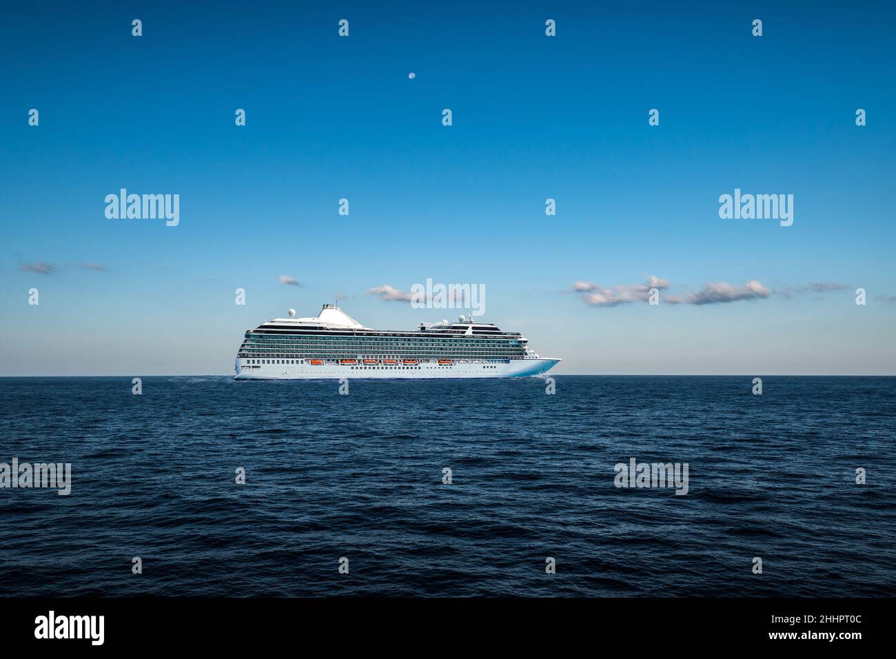 Cruise ship hi-res stock photography and images - Alamy