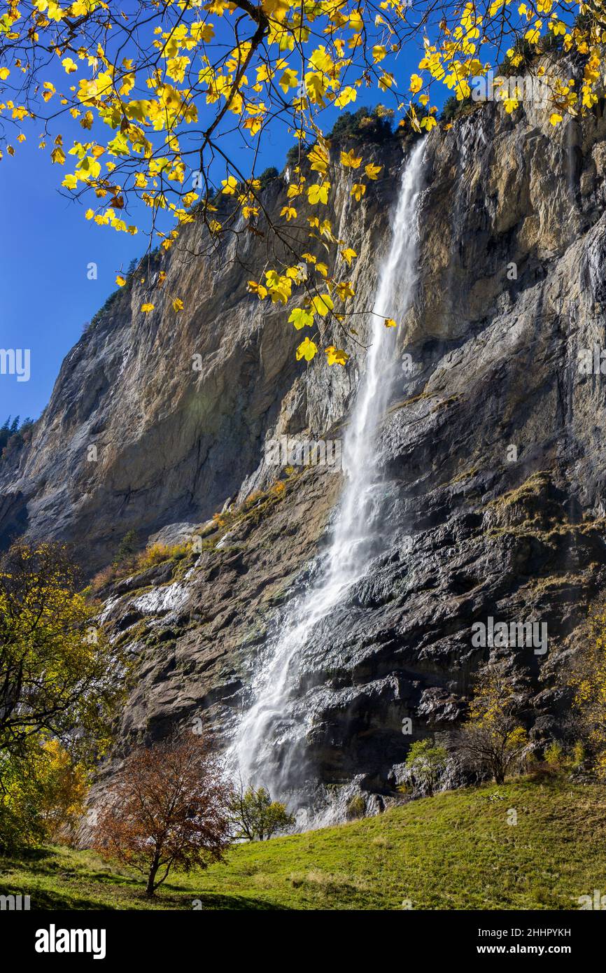 Famous Staubbach waterfall in fall season, Lauterbrunnen, Berner ...