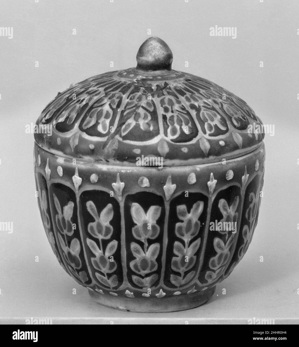 Covered bowl with floral pattern 19th century China. Covered bowl with ...