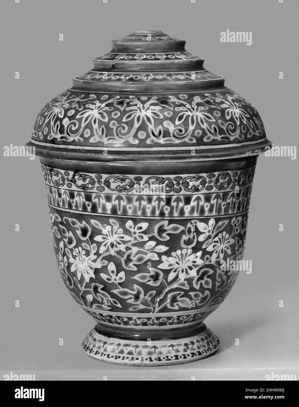 Covered bowl with floral pattern 19th century China. Covered bowl with ...