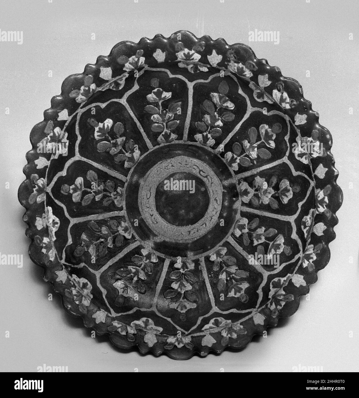 Foliated dish with floral patterns 19th century China. Foliated dish ...