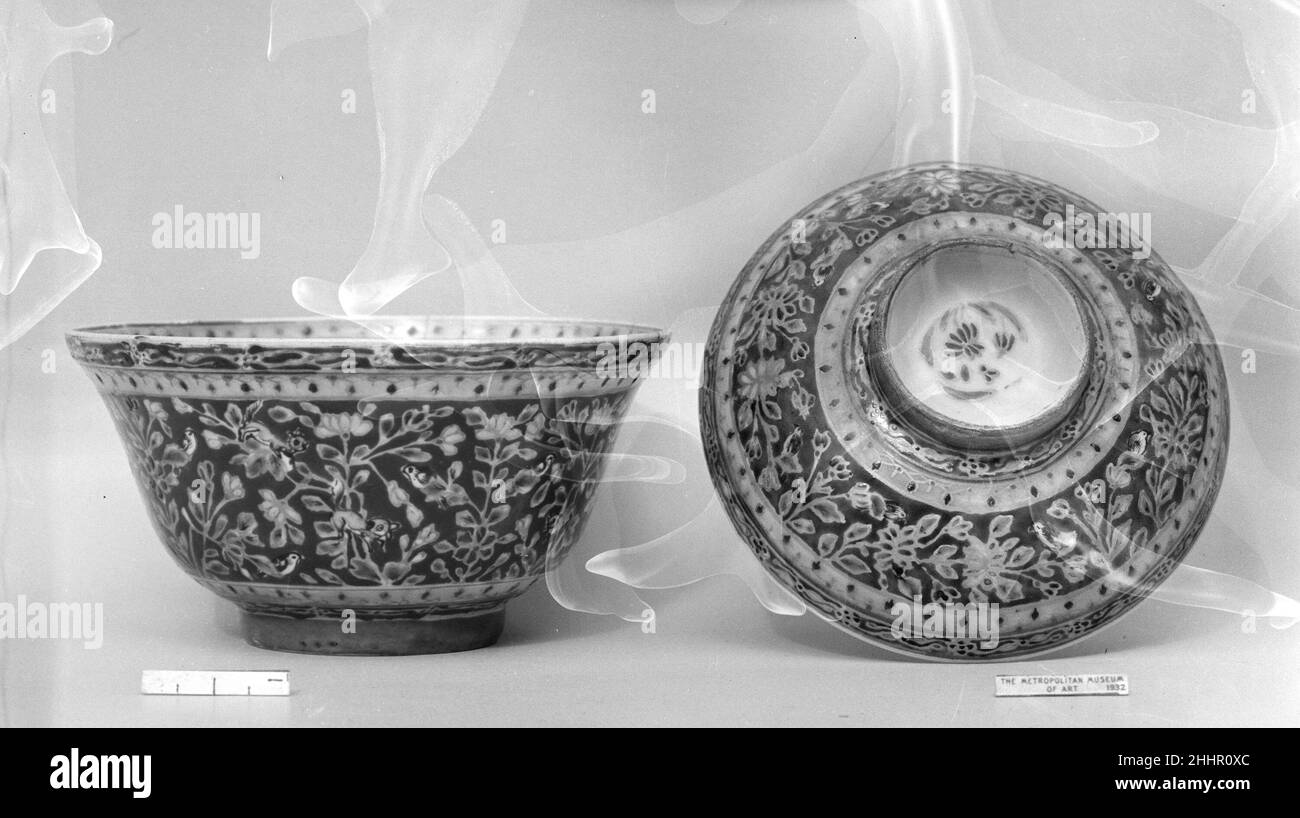 Covered bowl with floral pattern 19th century China. Covered bowl with ...