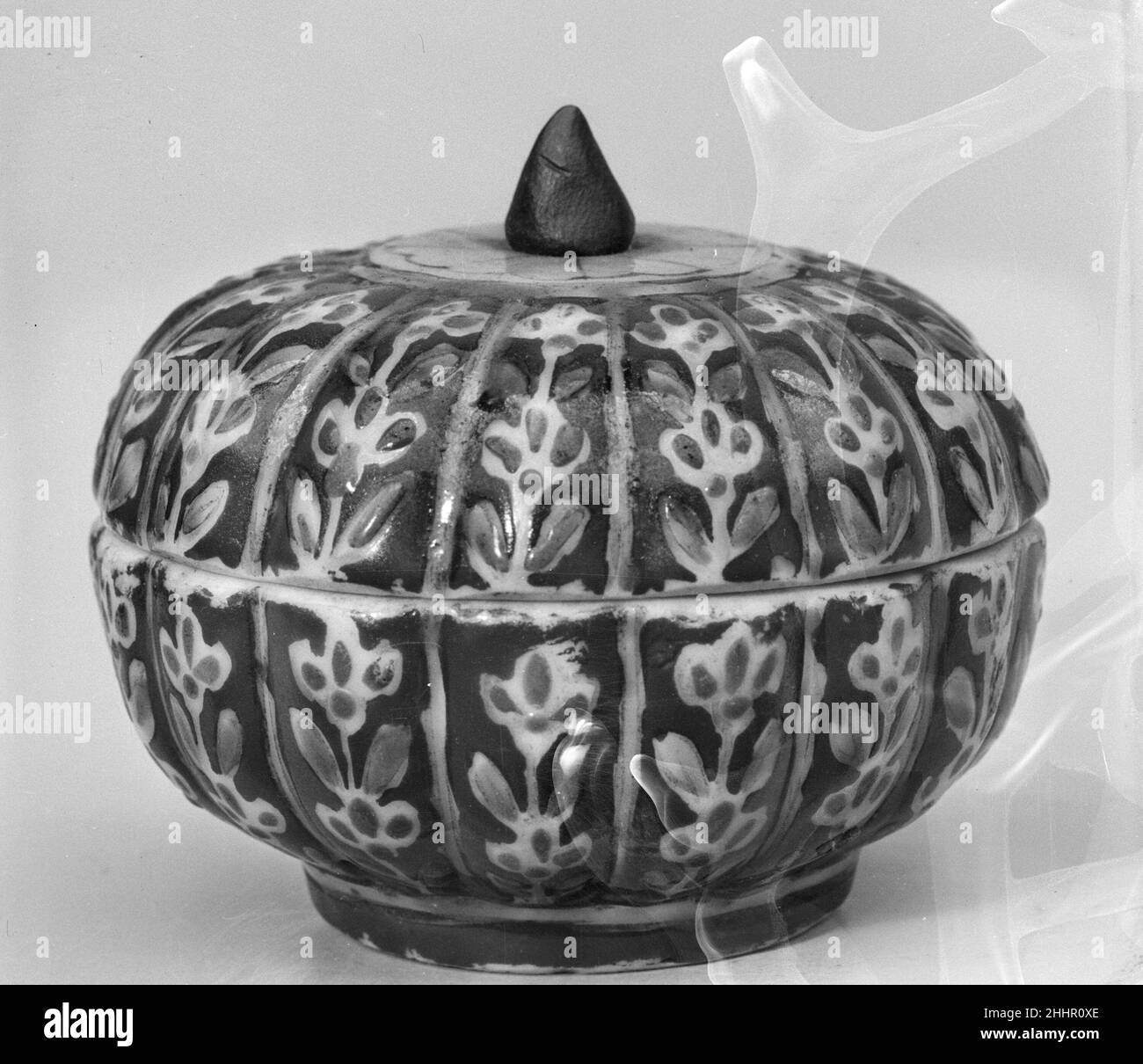 Covered box with floral pattern 19th century China. Covered box with ...