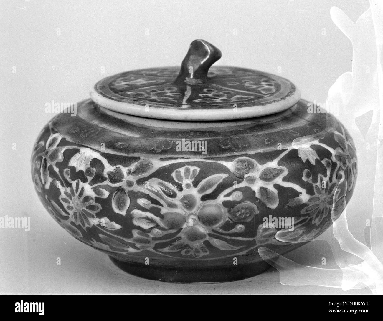 Covered jar with floral pattern 19th century China. Covered jar with ...