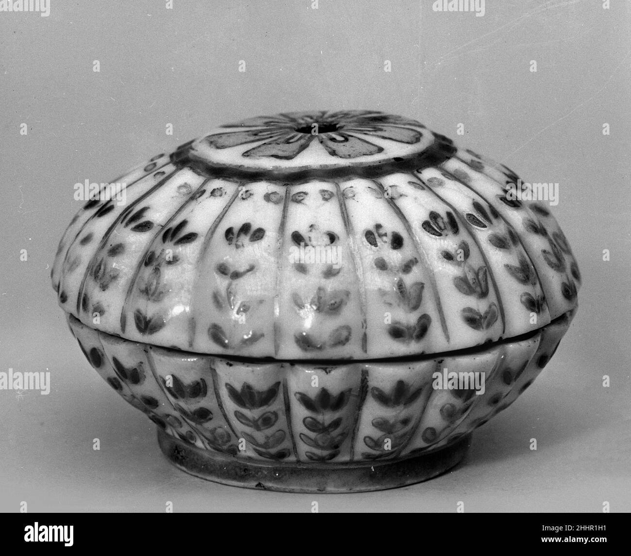 Covered box with floral pattern 19th century China. Covered box with ...