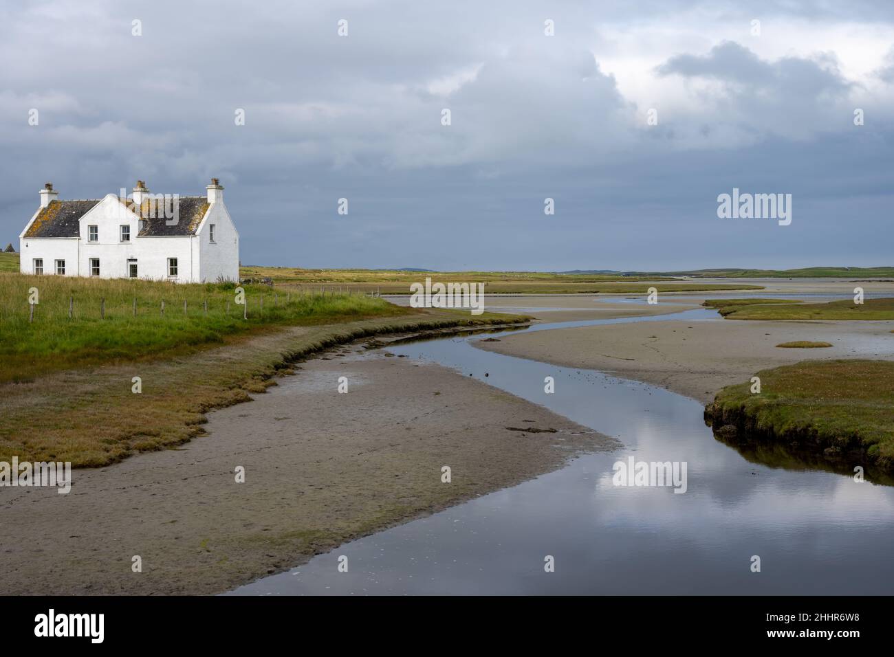 Residential cottage hi-res stock photography and images - Alamy