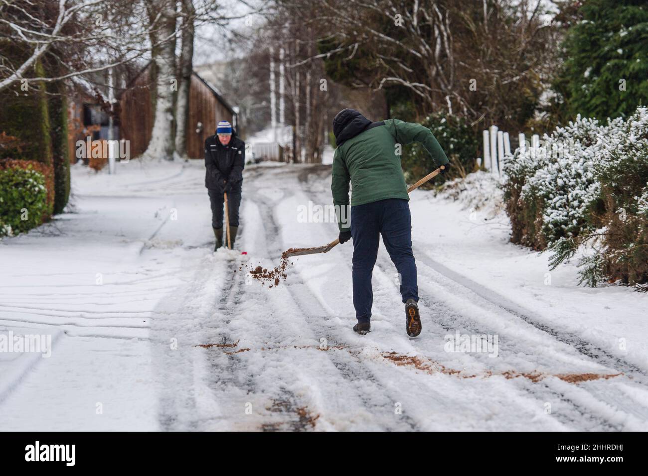 Residents of Scottish borders town Dolphinton clear the road of snow ...