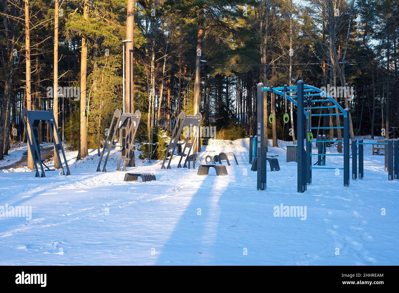 Outdoor gym winter hi-res stock photography and images - Alamy
