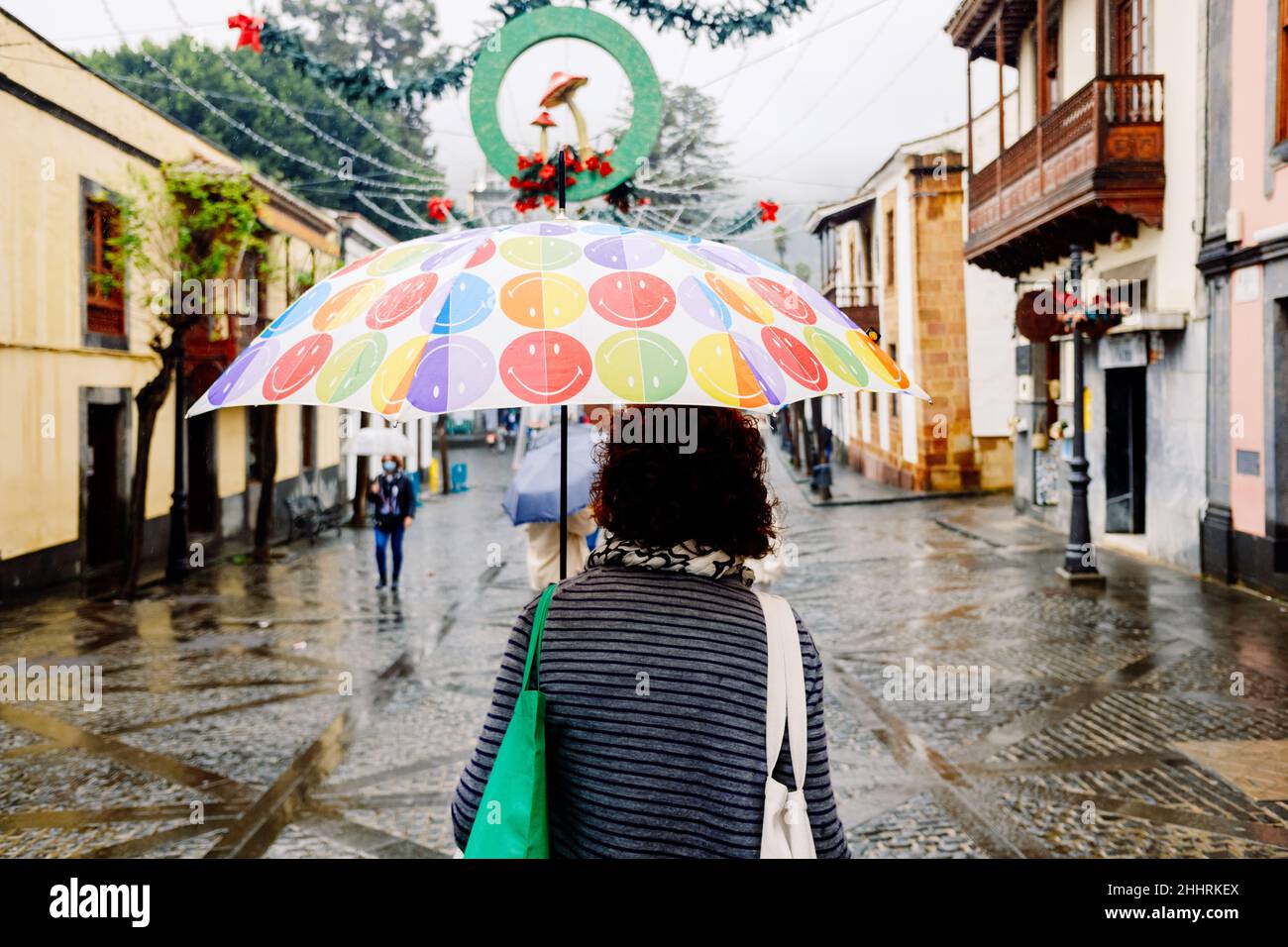 In bad weather, a good face is a saying for rainy days to take them ...